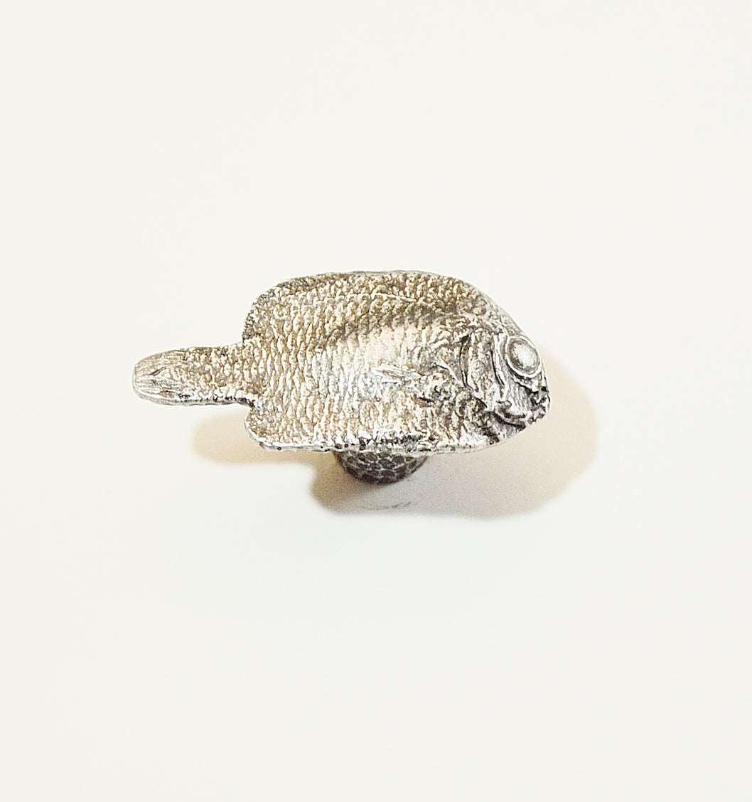 Mini Fish Knob (Right) – Modern Objects