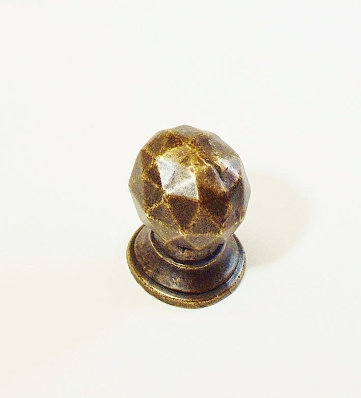 Faceted Knob (Small) – Modern Objects